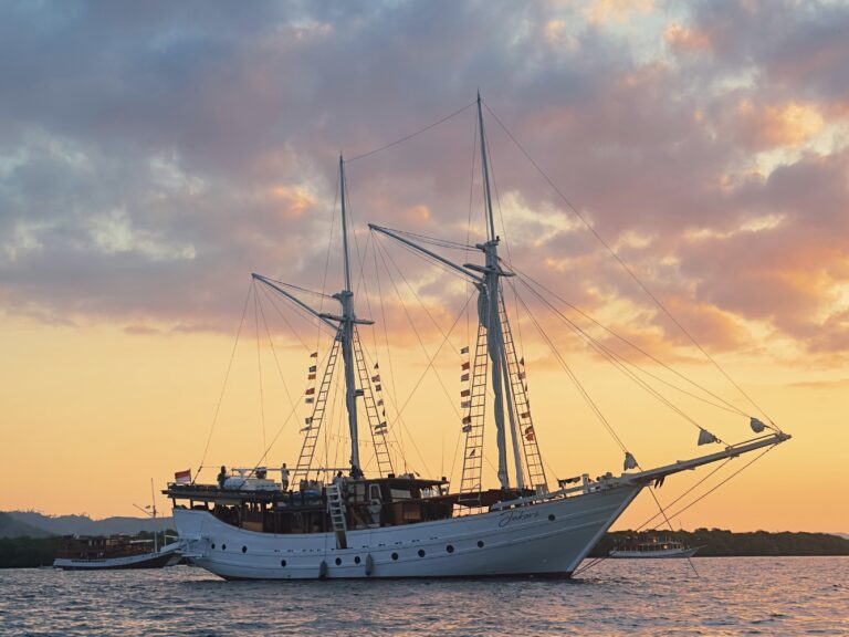 High-end Cruise on a Phinisi Boat | Jakare Liveaboard